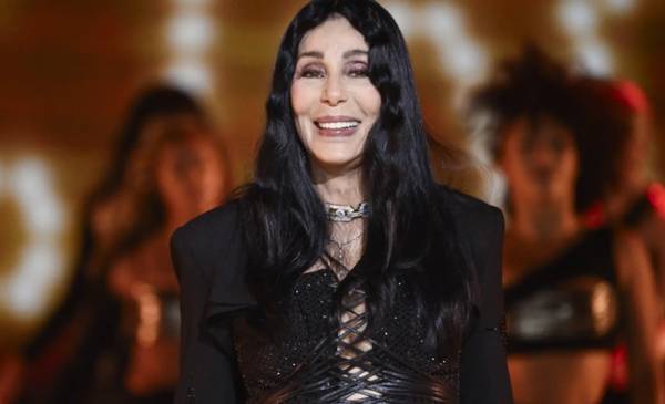 CHER deslumbra en el desfile de Victoria’s Secret 2024 con una ...