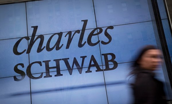 Charles Schwab cerró una operación de USD 700 millones para seguir ...
